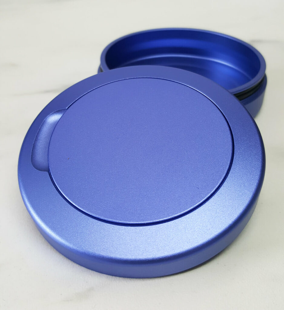 Lyxig snusdosa med gravyr, en personlig present.