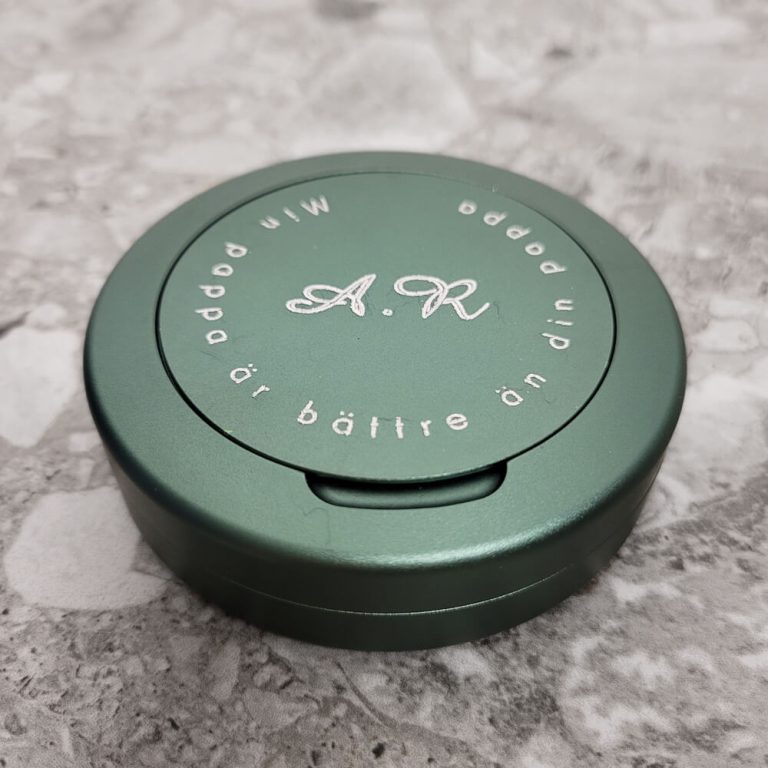 Snusdosa grön med gravyr